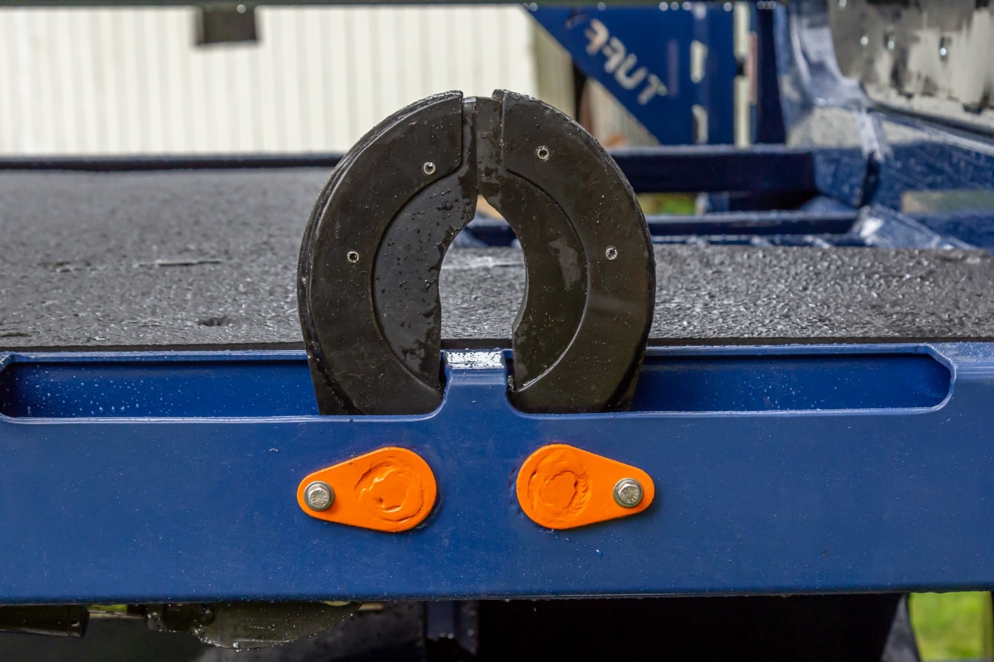 Hydraulic Leg Restraints - Tuffy Tables | Professional Hoof Trimming Chutes