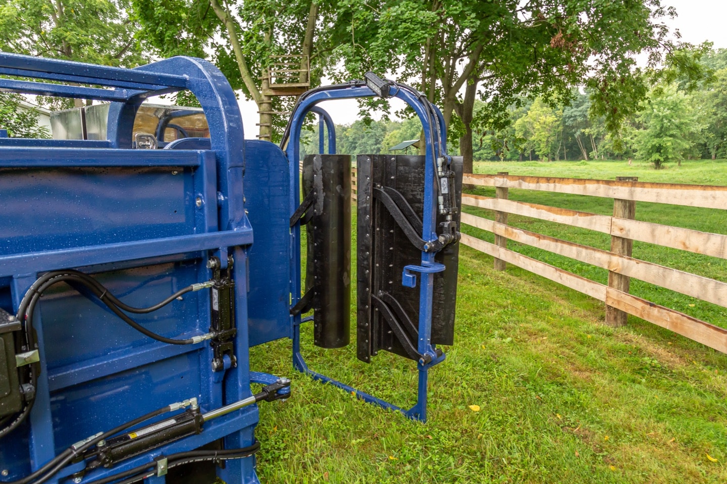 Hydraulic Sort Gate - Tuffy Tilt Hoof-Trimming Tables